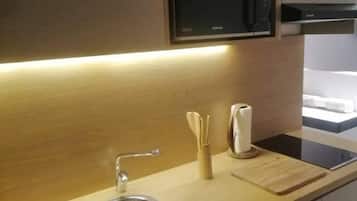 Apartamento | Cozinha privada | Um frigorífico, um micro-ondas, uma placa de cozinha