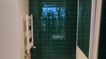 Apartamento | Casa de banho | Um polibã, toalhas fornecidas