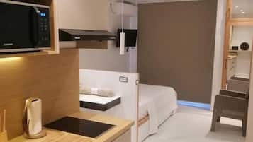 Apartamento | Cozinha privada | Um frigorífico, um micro-ondas, uma placa de cozinha