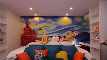 Quarto ideal para crianças, com um mural vibrante, beliches e almofadas coloridas.
