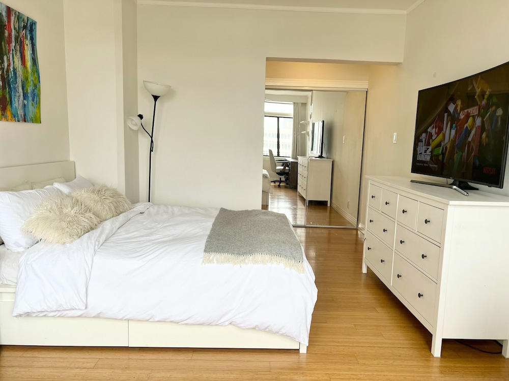Charming One Bedroom Steps From The Beach In Secure Landmark Building - Orange County, CA