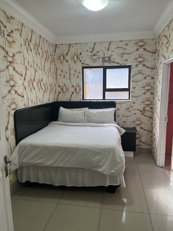 Eccentric Hotel Lounge, With Bars And Nightclubs In Premises - Carlton