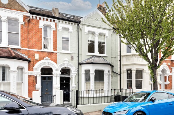 Between The Commons - London