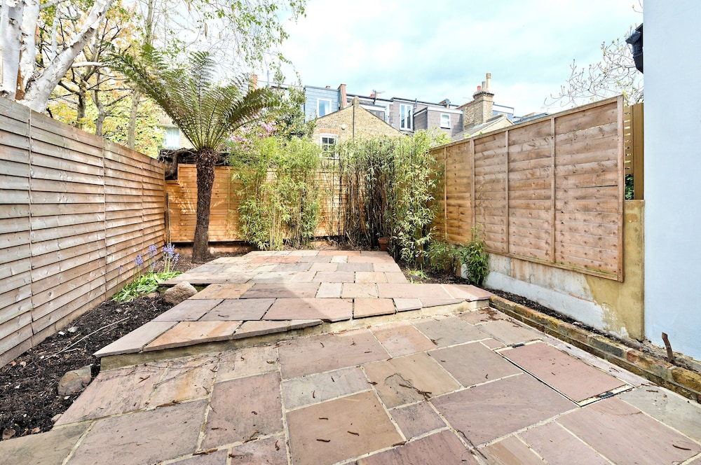 Between The Commons - London