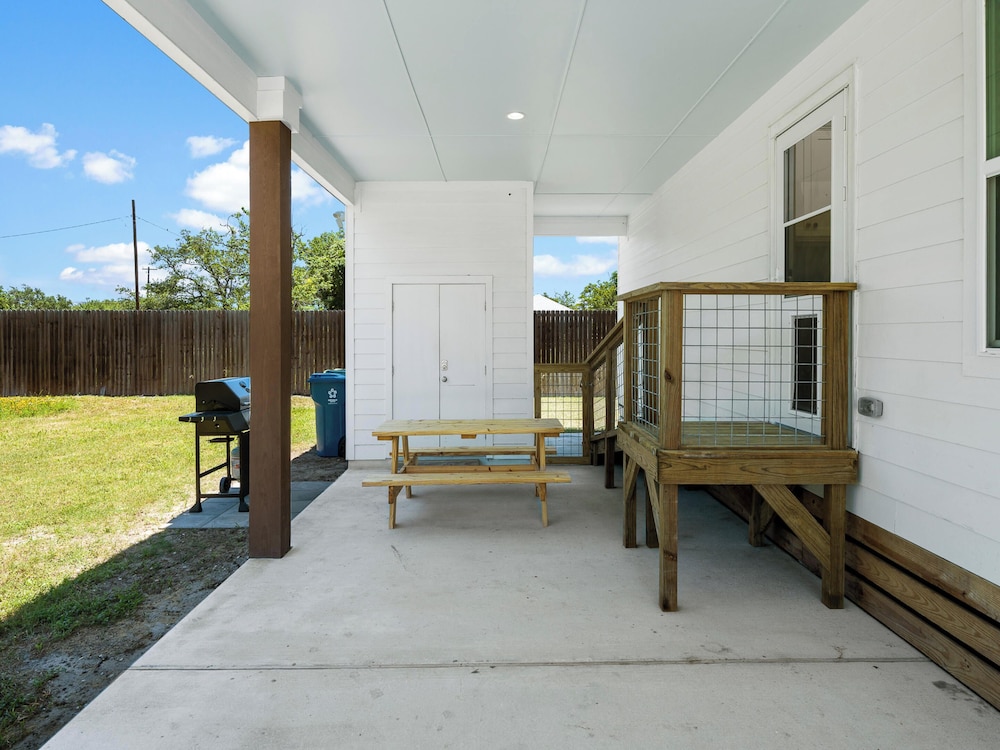 Five Oaks Cottage - Bayside, TX