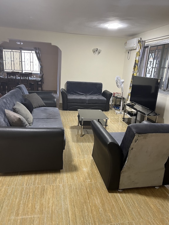Beautiful And Spacious Three Bedroom Apartment, 10 Minutes Walk To The Beach - Freetown
