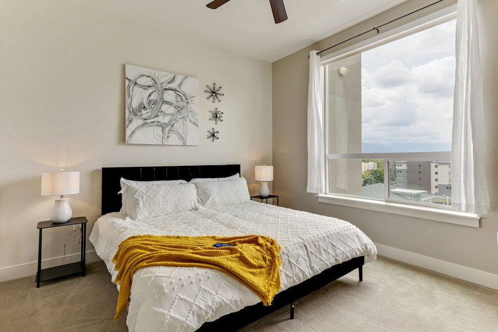 Stylish Top Floor Apt/gym/hottub/garage/pool - Salt Lake City, UT