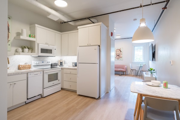 Apartamento superluxo | Cozinha privada | Geladeira grande, micro-ondas, fogão, cooktop