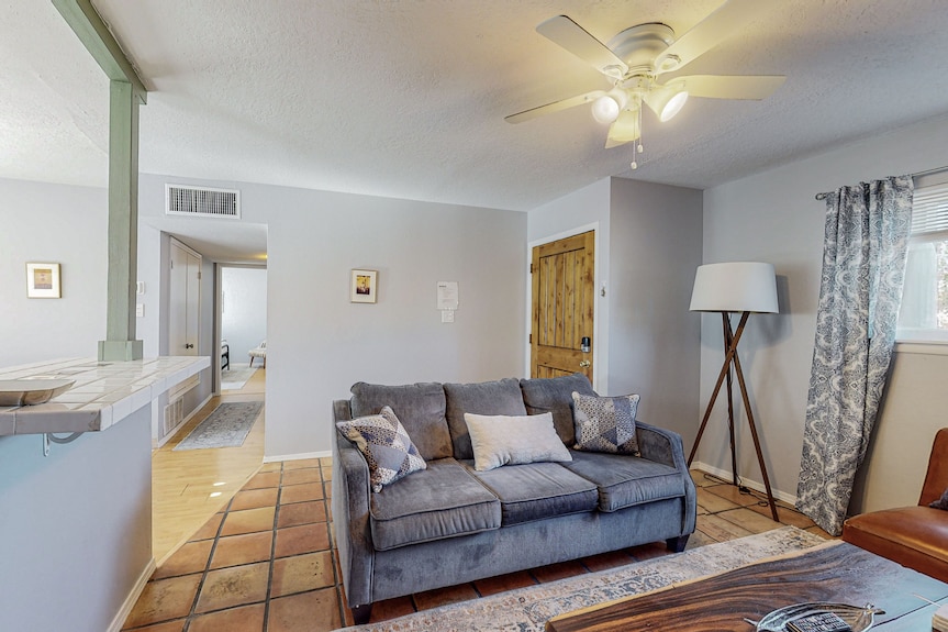 Adorable Adobe Home In Downtown: 2bd/1ba, Garage, Yard - Albuquerque