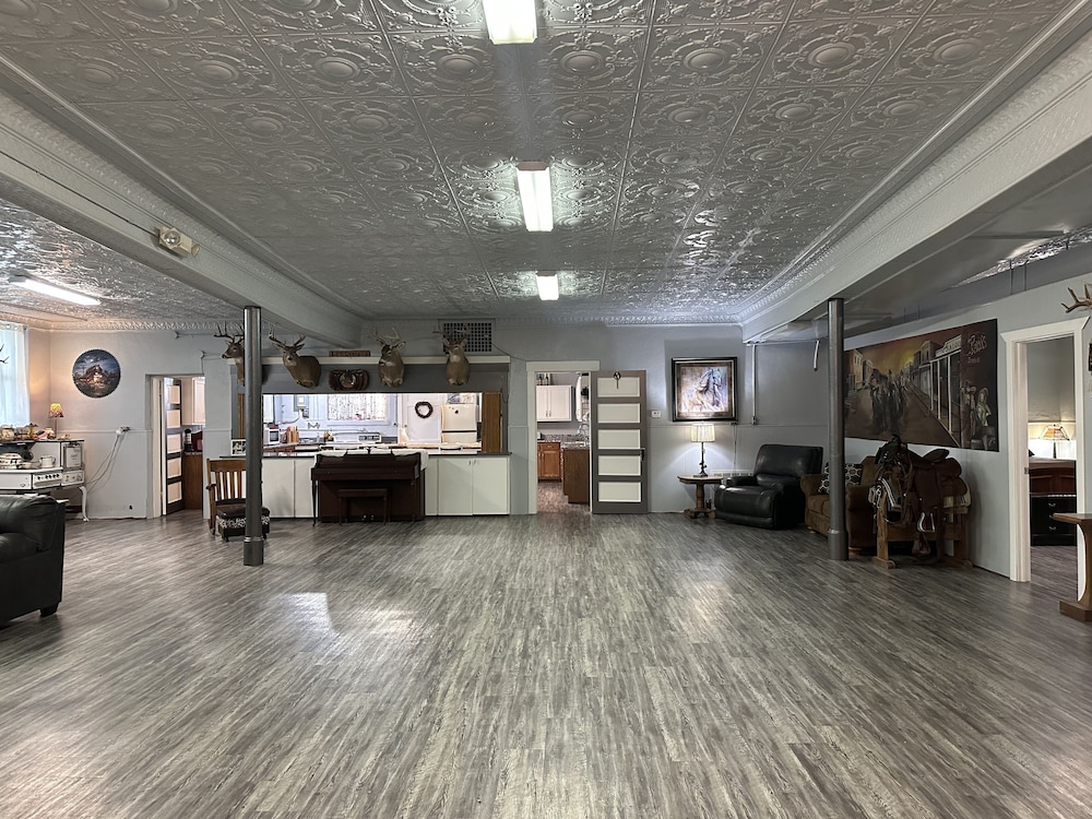 Roomy Vintage Retreat/ Repurposed Church/ Pet Friendly - Lake Wabaunsee, Alma