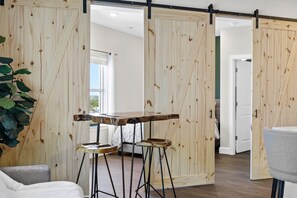 Apartamento superluxo, 2 quartos, para não fumantes, vista para a cidade | Área de estar | Smart TV, Netflix, Hulu, serviços de streaming