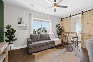 Apartamento superluxo, 2 quartos, para não fumantes, vista para a cidade | Área de estar | Smart TV, Netflix, Hulu, serviços de streaming