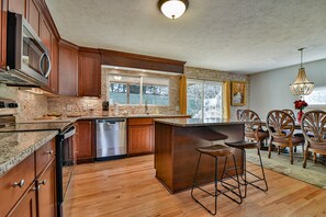 Casa de Luxo | Cozinha privada | Um frigorífico/congelador grande, um micro-ondas, um forno 