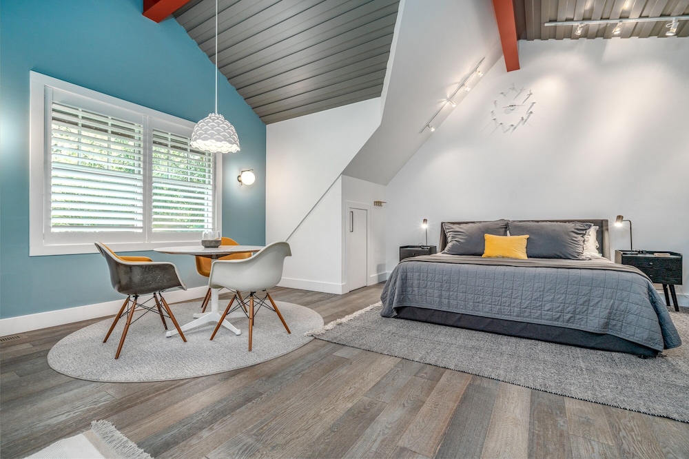 Carriage House - Studio Condo Minutes Away From Downtown Saugatuck! - Saugatuck, MI