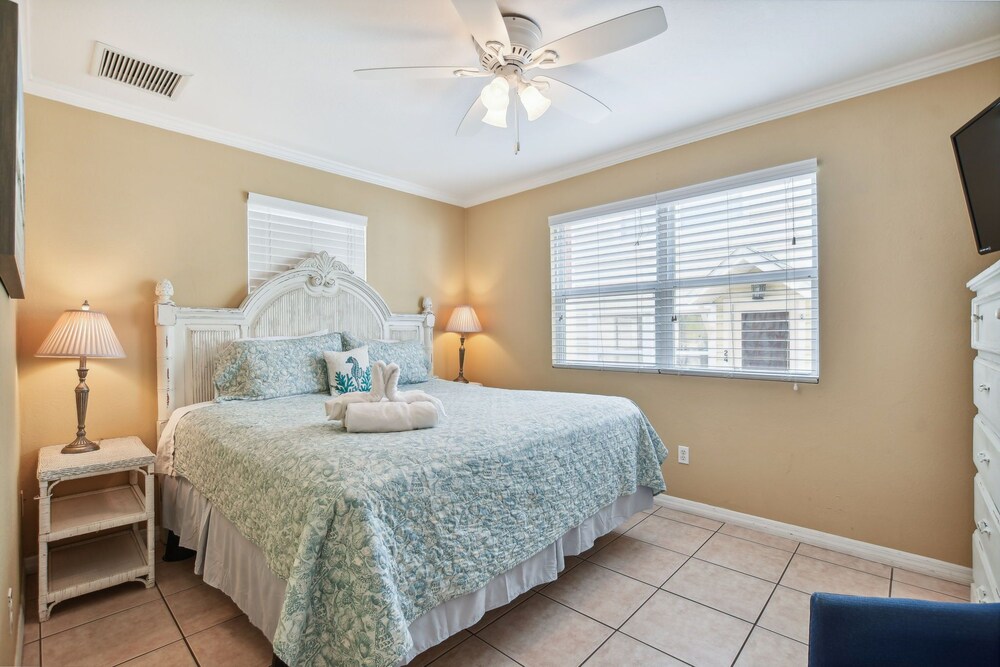 Beach Side Cottage 20 / Walk To The Beach! - Clearwater Beach, FL