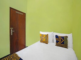 Quarto solteiro econômico | Escrivaninha, roupa de cama