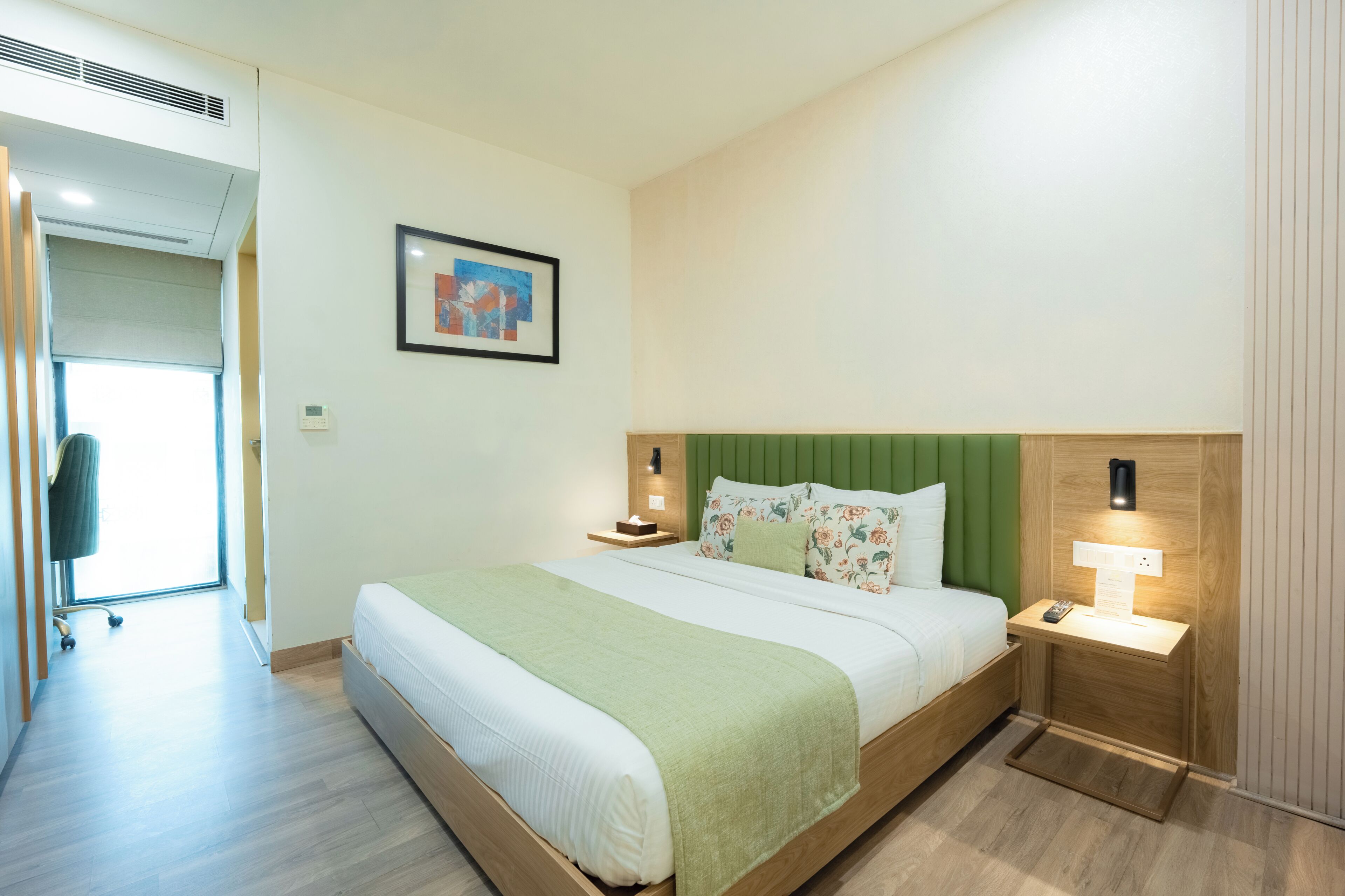 Roupas de cama premium, frigobar, escrivaninha