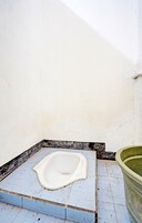 Quarto solteiro econômico | Banheiro | Chuveiro, toalhas de banho