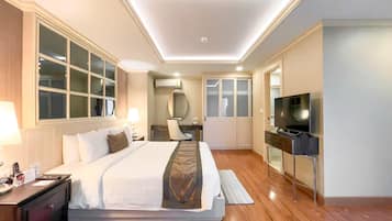 Suite Executiva, 2 quartos | Secretária, secretária adequada para computadores portáteis