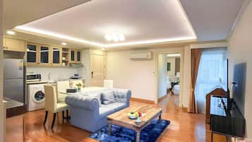 Suite Executiva, 2 quartos | Sala de estar | Smart TV, Netflix, serviços de streaming