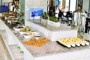Pequeno-almoço tipo buffet diário mediante uma taxa