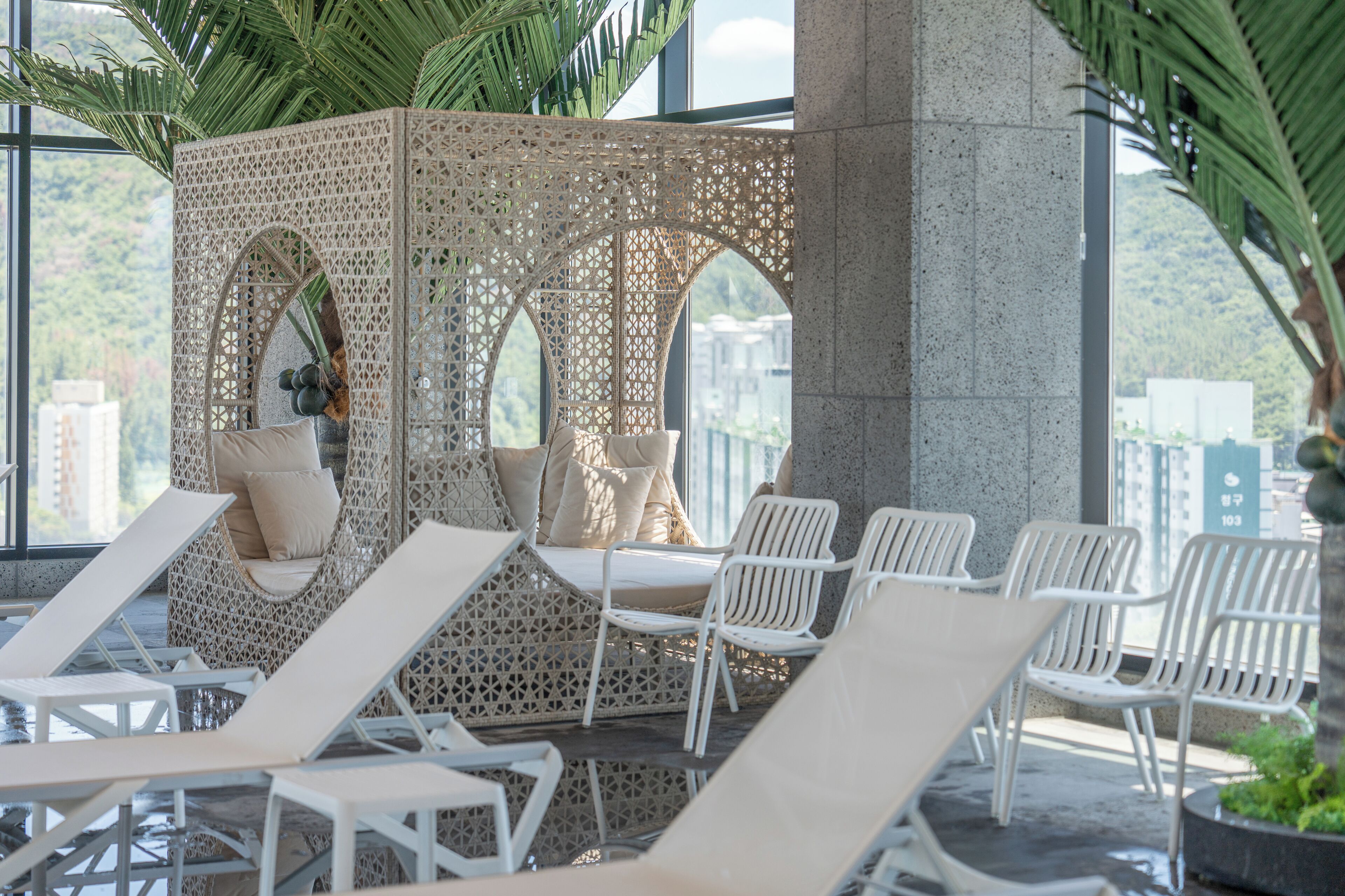 Piscina interior, piscina exterior sazonal, toldos (sobretaxa) 