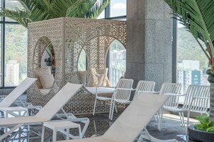 Piscina interna, piscina externa sazonal, barracas, guarda-sóis