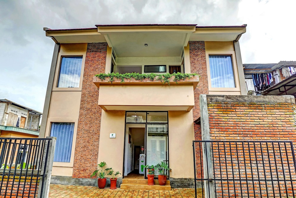 Super Oyo 90828 Ara Guest House - Batu