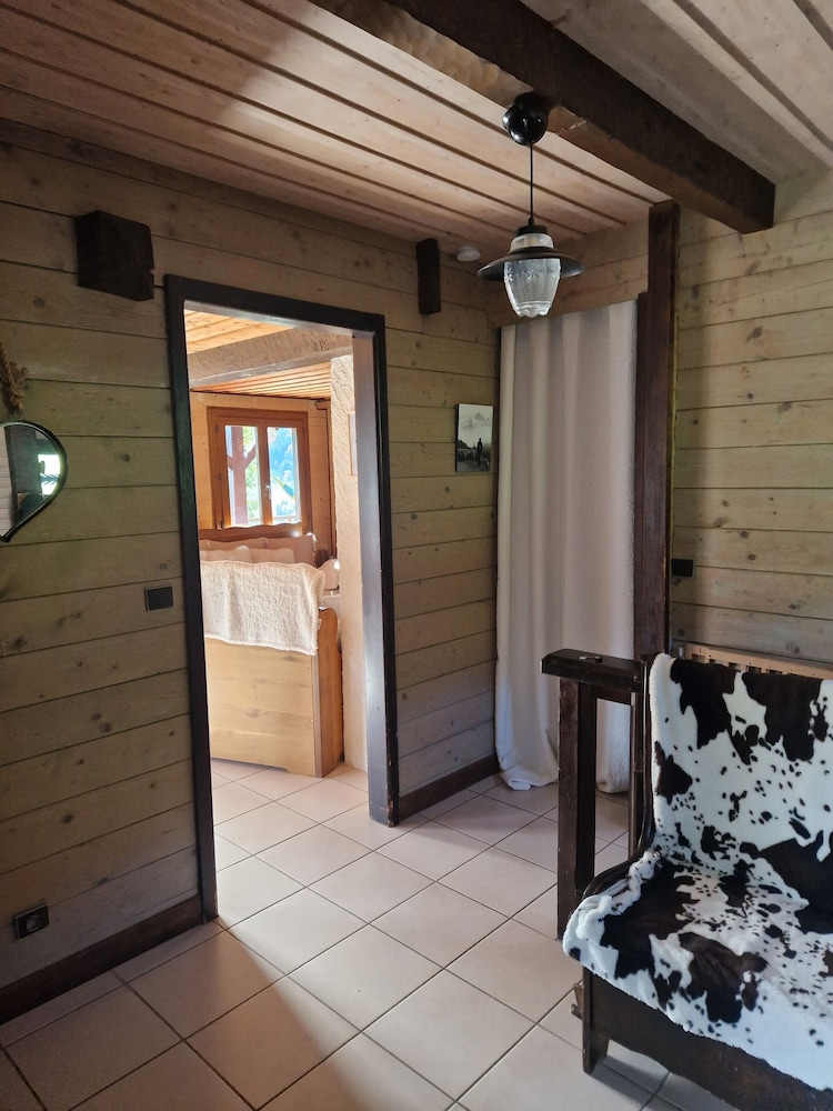 Chalet Savoyard Authentique Au Calme Avec Vue Panoramique à180 Sur Les Montagnes - Manigod
