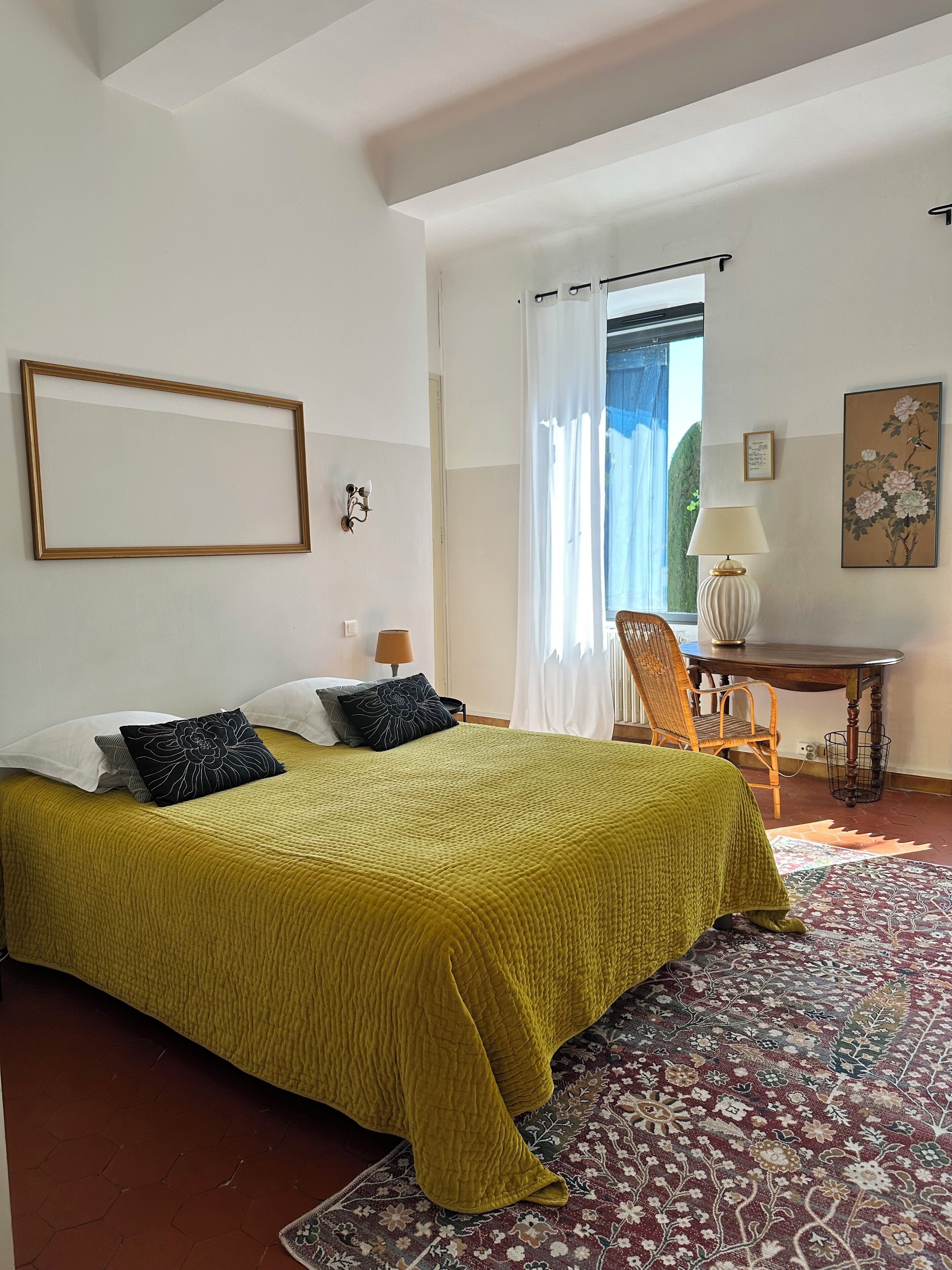 Um quarto com uma cama, uma mesa e uma cadeira.