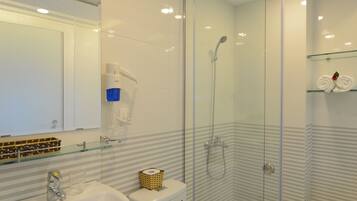 Quarto Familiar | Casa de banho | Um polibã, um secador de cabelo, roupões, chinelos