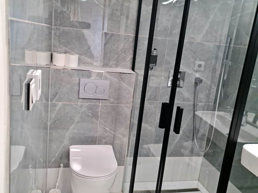 Quarto Duplo Standard, 1 cama king-size | Casa de banho | Um secador de cabelo, Piso aquecido (casa de banho), toalhas fornecidas