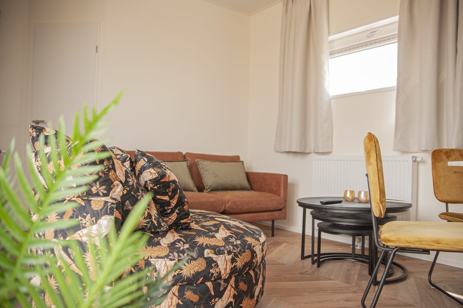 Twee Badkamers En Suite, Terras Met Grote Zeiloverkapping, Eettafel En Lounge Set Op Terras - Groede