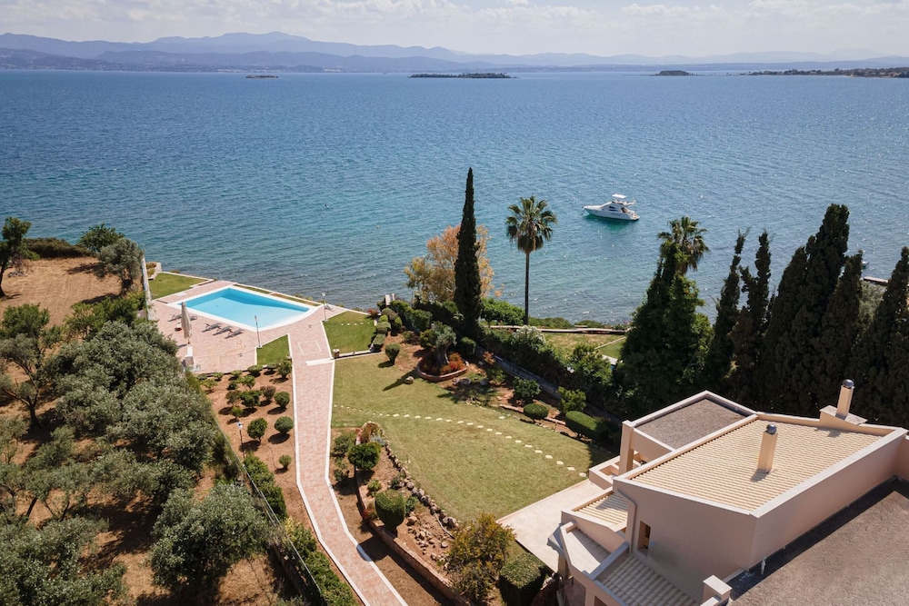 Eretria Luxurious Seafront Villa - Халкида