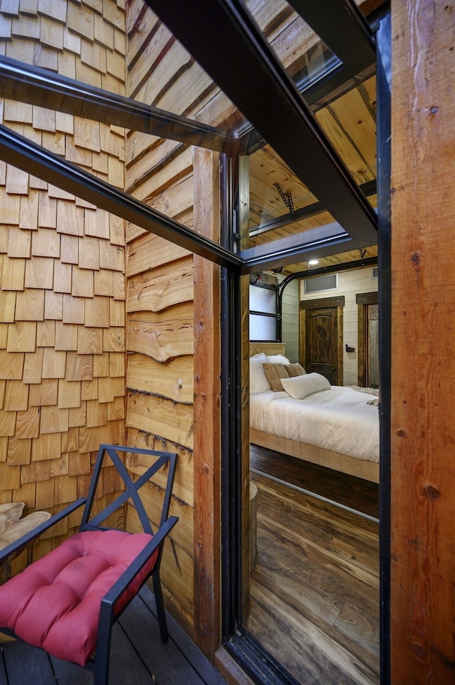 Treetopia Treehouse!Waterfall!3Story Slide!OutdoorBed!Nest Hottub!Sauna ...