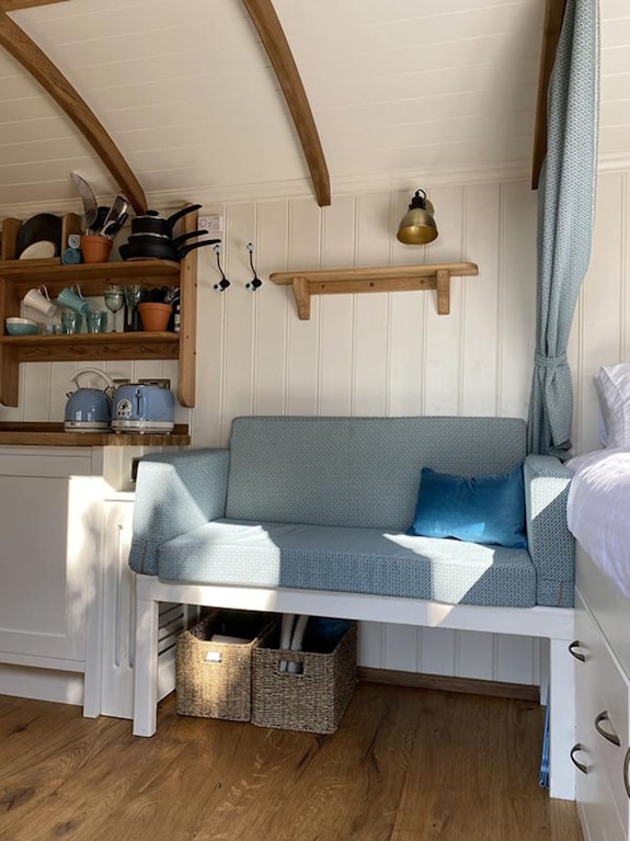 Cosy Shepherd Hut With Wood Burner And Radiator - Panoramic Sea Views! - Guernsey