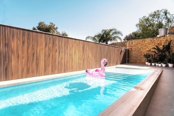 Piscina externa, funciona das 8h às 20h, espreguiçadeiras