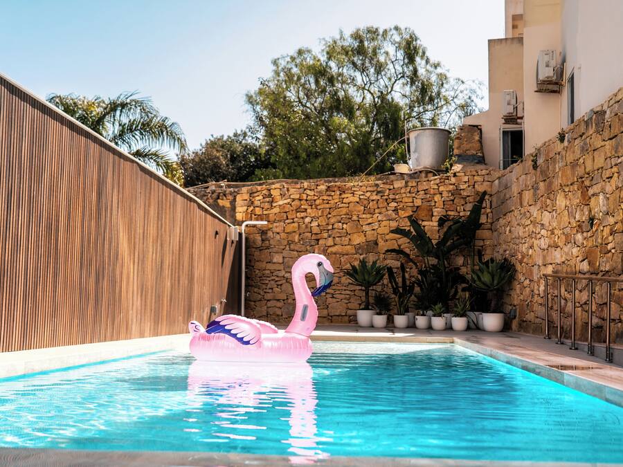 Piscina externa, funciona das 8h às 20h, espreguiçadeiras