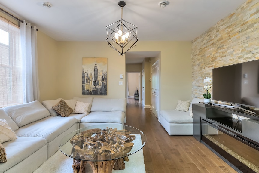 Luxury 2 Bedroom/2 Bathrooms/2 Balconies/ Hi-speed Wifi/ Free Parking -