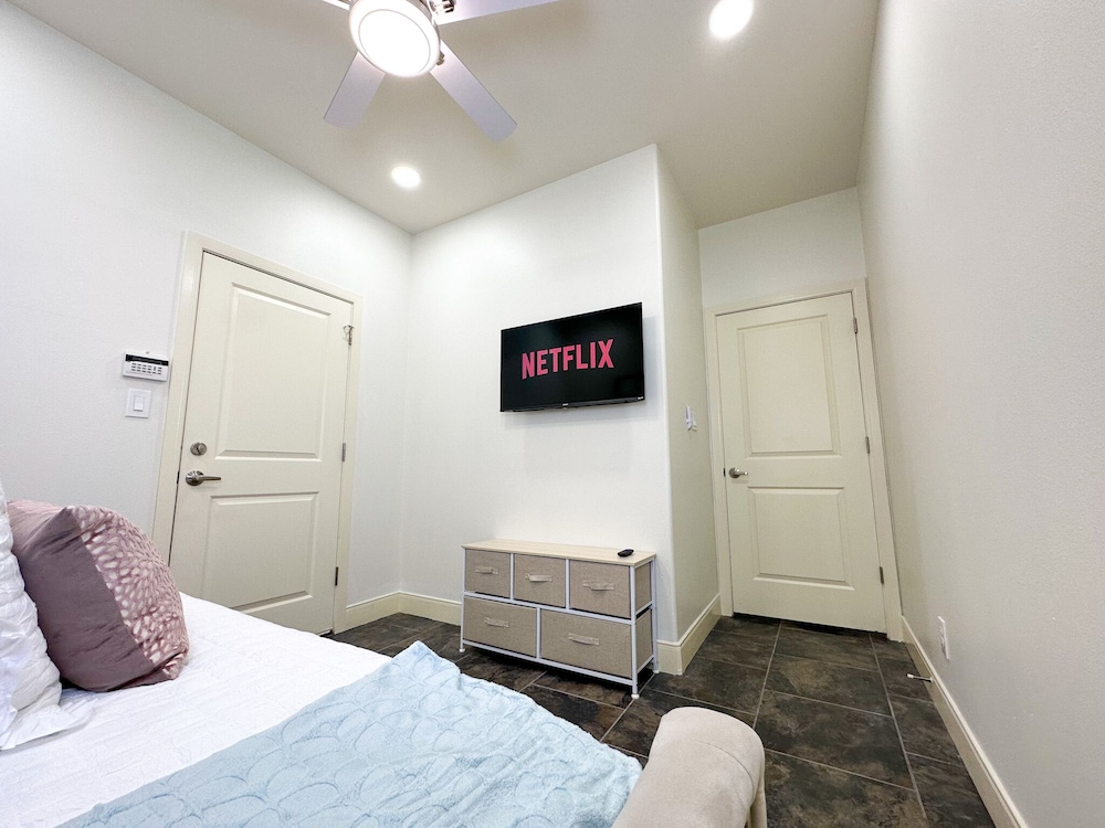 Las Jollas Luxurious Condo W/pool & Garage, Very Close To Shopping And Airport - Pharr, TX