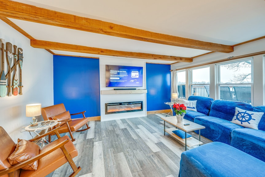 Waterfront Fox Lake Vacation Rental W/ Fire Pit! - Illinois