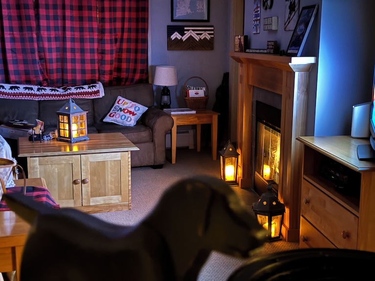 5 Minute Walk To Lifts And Stratton Village! Cozy Fireplace With A Private Patio - Stratton, VT