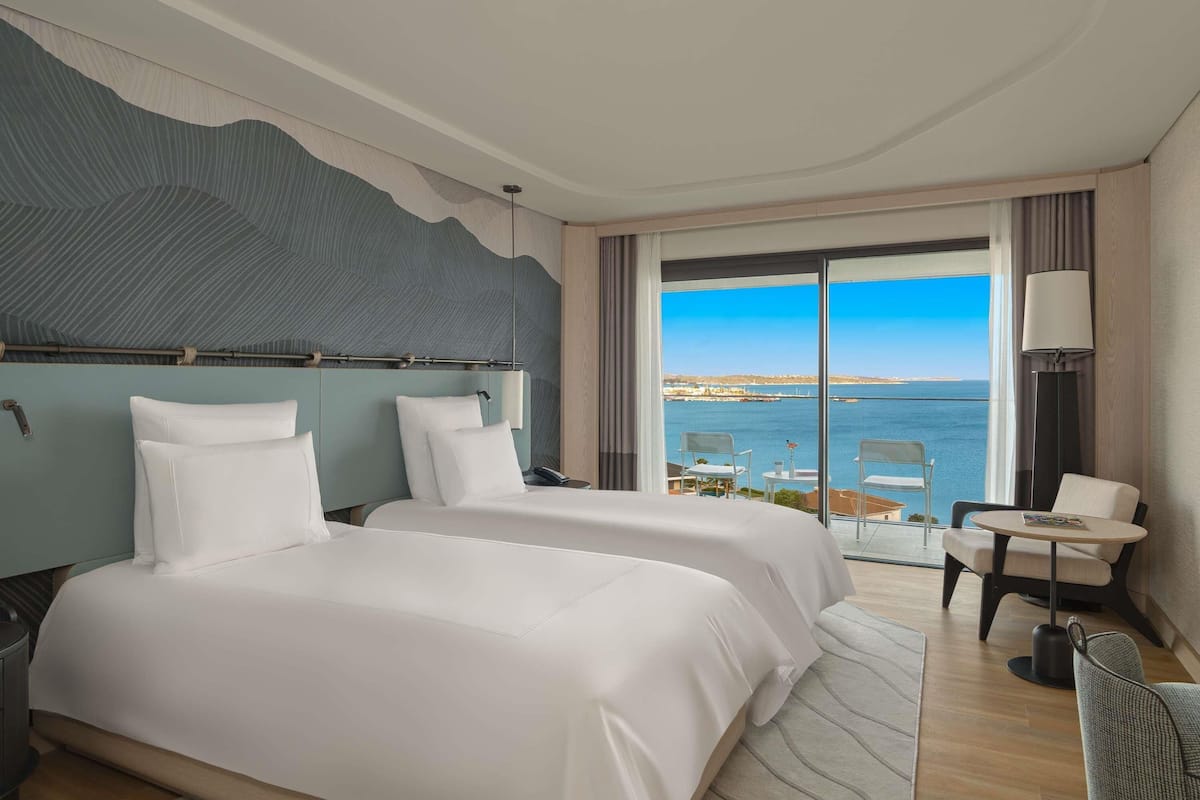 Minibar, cofre no quarto, Wi-fi grátis, roupa de cama fornecida