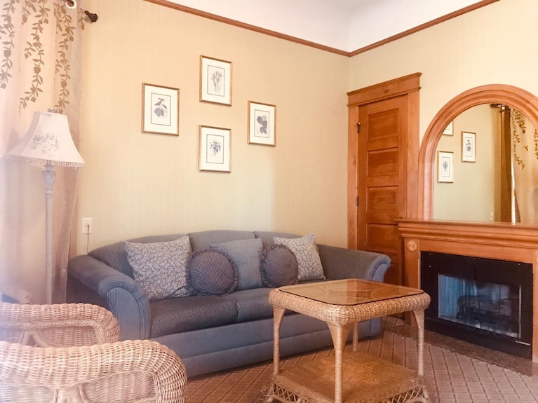 Blocks From Ocean - King Bedroom Suite - Pacific Grove, CA