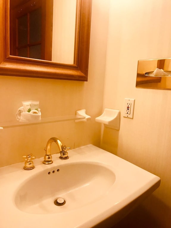 Walk To Ocean From Our Premium King Bed Rooms - Pacific Grove, CA