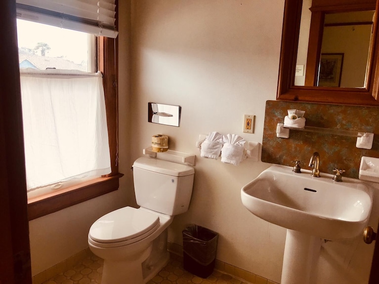 Partial Ocean View - Walk To Ocean - King Bedroom - Pacific Grove, CA