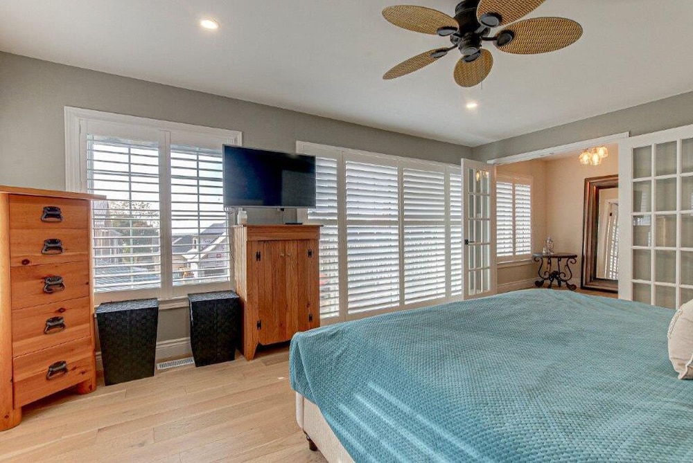 Lakefront View W Private Beach! - Spacious Luxury Estate Home ~ Pet Friendly - Port Stanley