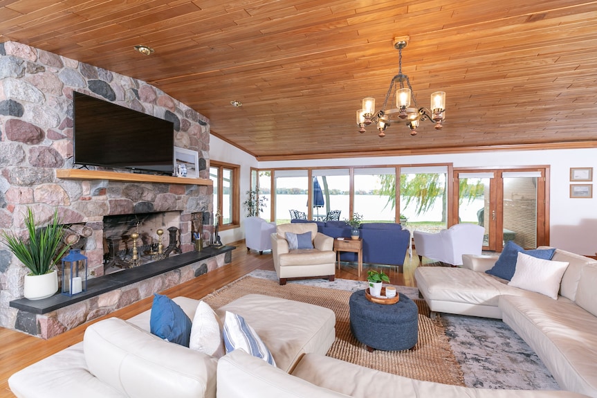 Sunset Lake House W Hot Tub, 4 Fireplaces & Kids Bunkroom! - Oconomowoc, WI