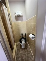 Quarto standard, 1 cama de casal, para não fumantes, vista para o rio | Cofres nos quartos, cortinas blackout, roupa de cama