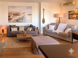Apartamento Panorâmico | Sala de estar | Televisor de ecrã plano de 50 polegadas com canais via satélite 